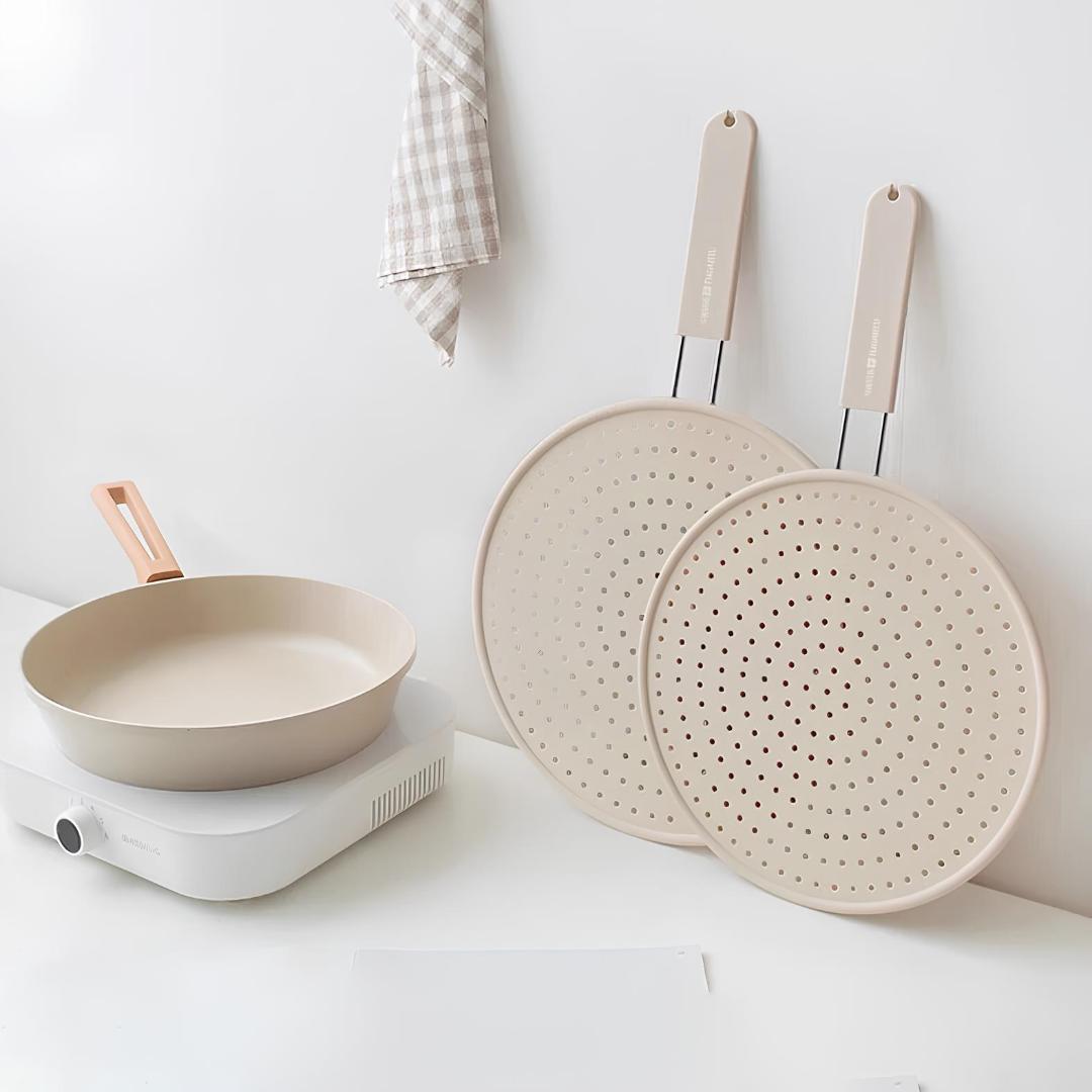 WOODEN HANDLE FRYING PAN SPLASH GUARD